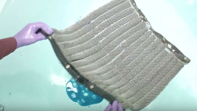 Reusable Sponge Soaks up Oil from Water Column