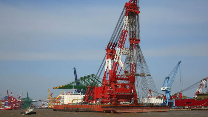 Crane Vessel Sets Lift Record
